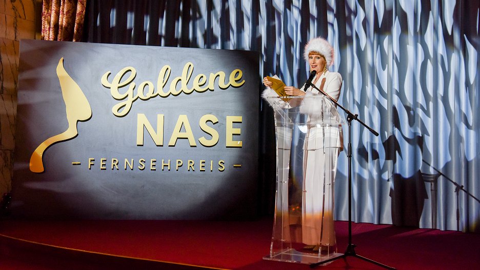 Walking on Sunshine - Episode 1 (S02E01) (2020) | ČSFD.cz