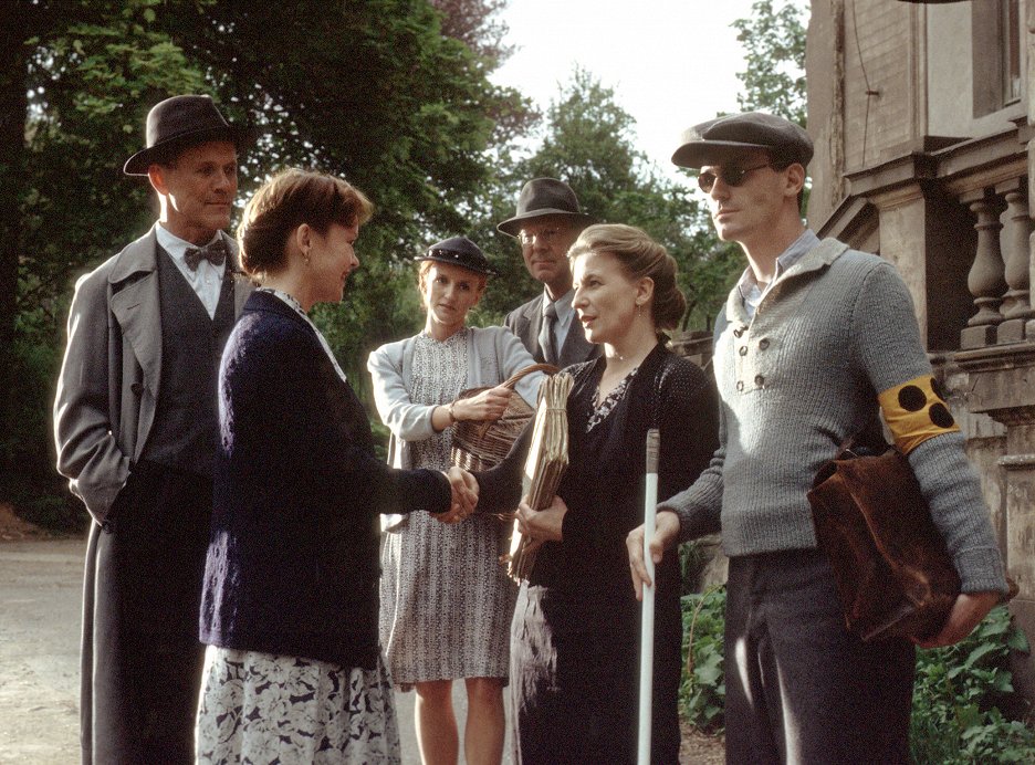 Klemperer - Ein Leben in Deutschland - Verdunkelung (E08) (1999) | ČSFD.cz