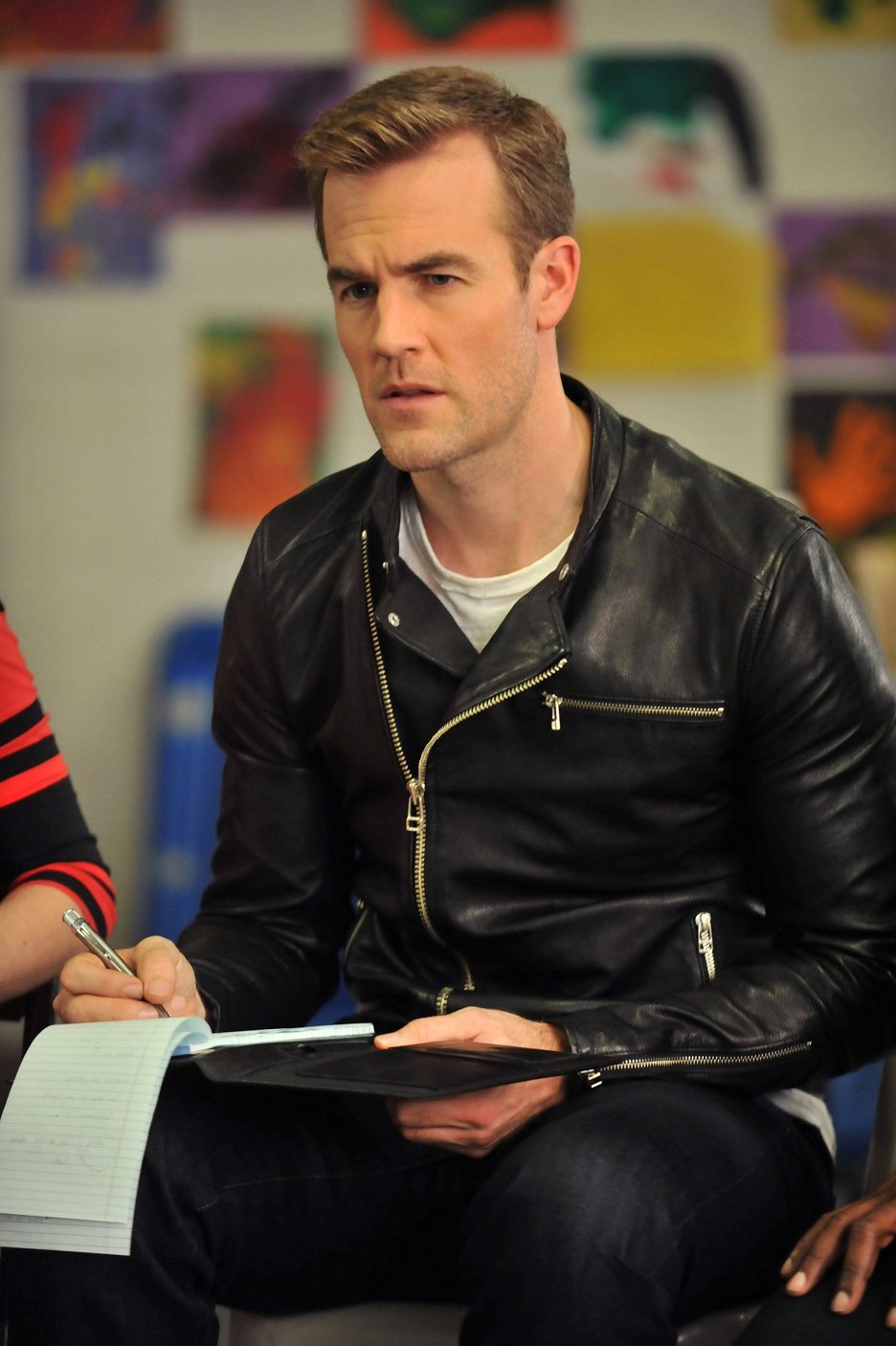 Mrcha od vedle - Using People... (S02E17) (2013) | Galerie - Z epizody ...