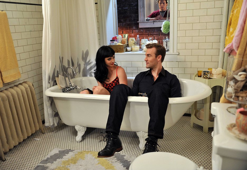 Mrcha od vedle - Ocupado... (S02E18) (2013) | ČSFD.cz