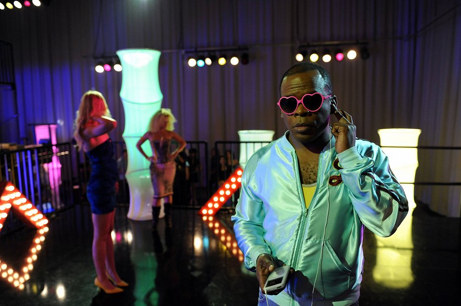 Mrcha od vedle - The Original B---- (S02E19) (2013) | ČSFD.cz