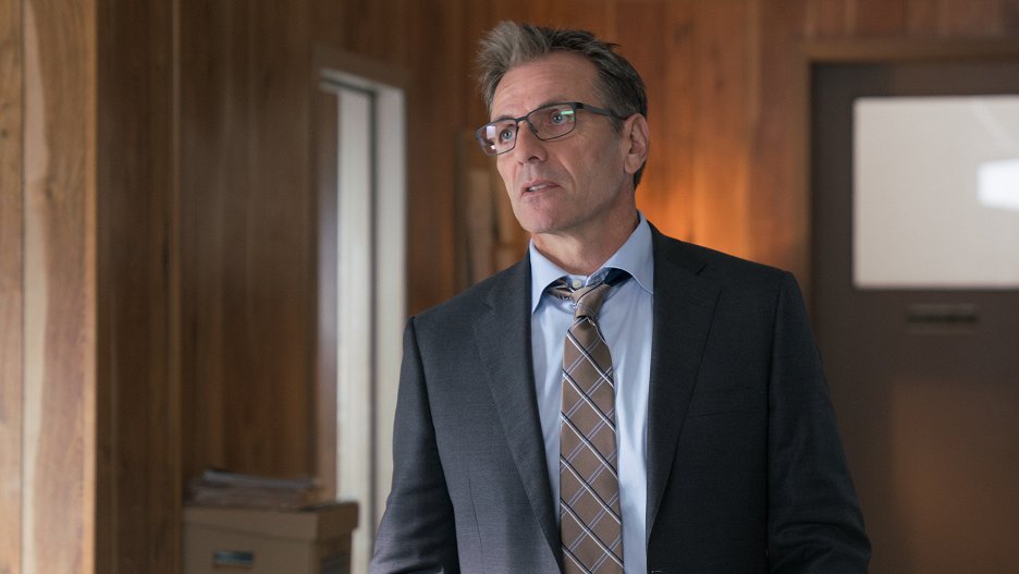 Břemeno pravdy - Home to Roost (S01E09) (2018) | ČSFD.cz