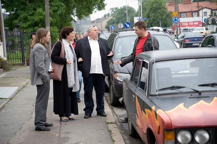 39 i pół - Pogrzeb (S03E10) (2009) | ČSFD.cz