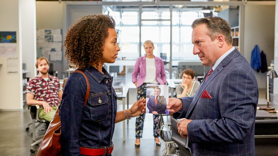 Walking on Sunshine - Episode 7 (S02E07) (2020) | ČSFD.cz