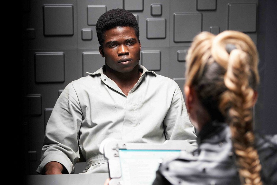 Utopia Falls - 99 Problems (E03) (2020) | ČSFD.cz