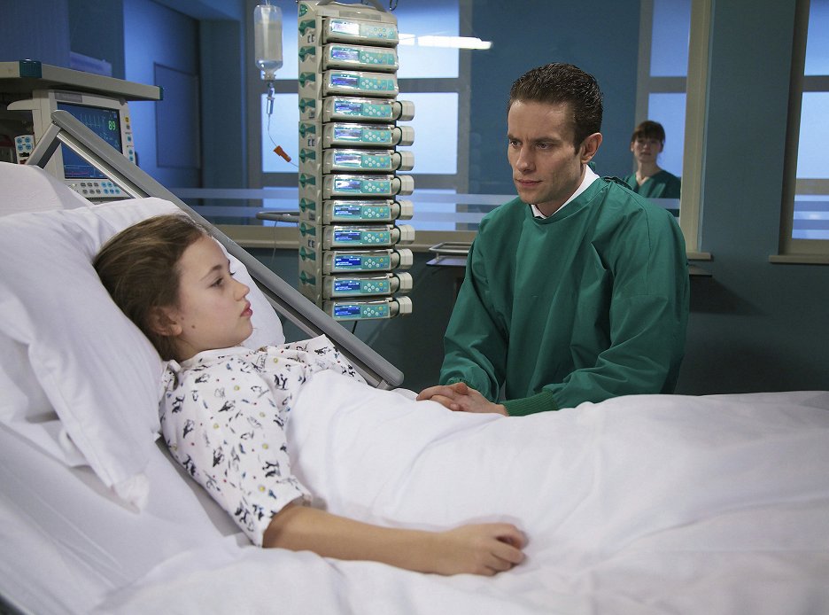 In aller Freundschaft - Feuer und Wasser (S14E20) (2011) | ČSFD.cz