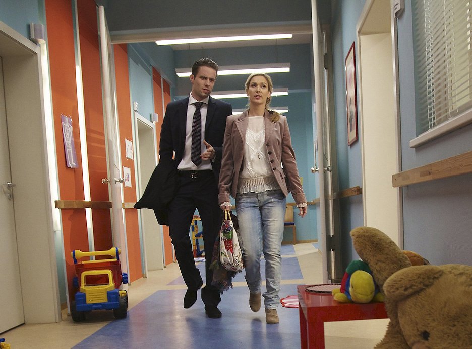 In aller Freundschaft - Feuer und Wasser (S14E20) (2011) | ČSFD.cz