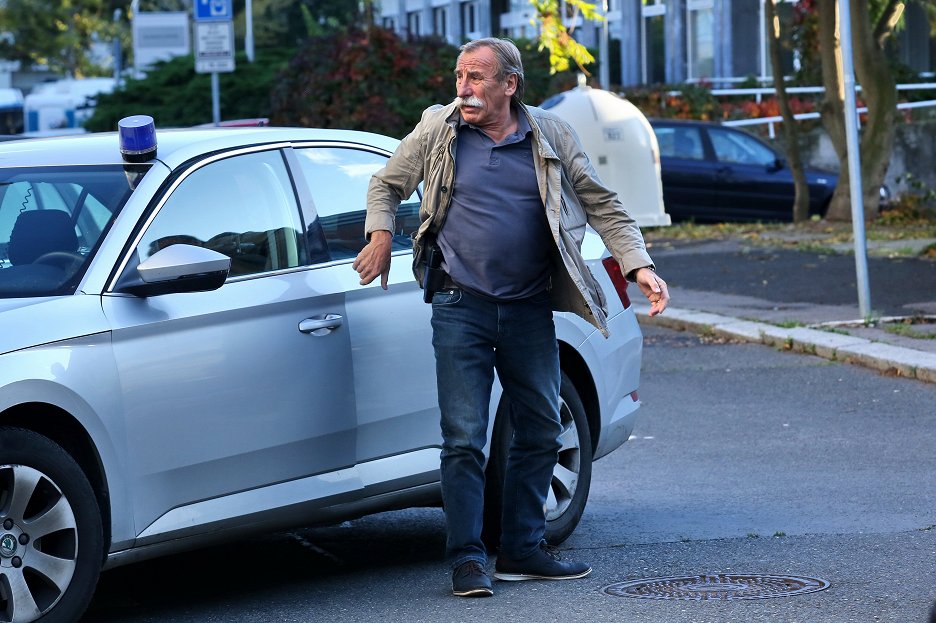 Einstein - Případy nesnesitelného génia - Gravitace (S01E03) (2020 ...