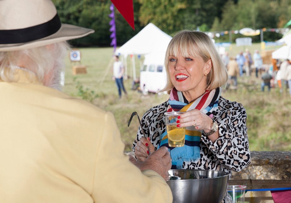 Vraždy podle Agathy - The Curious Curate (S02E03) (2019) | ČSFD.cz