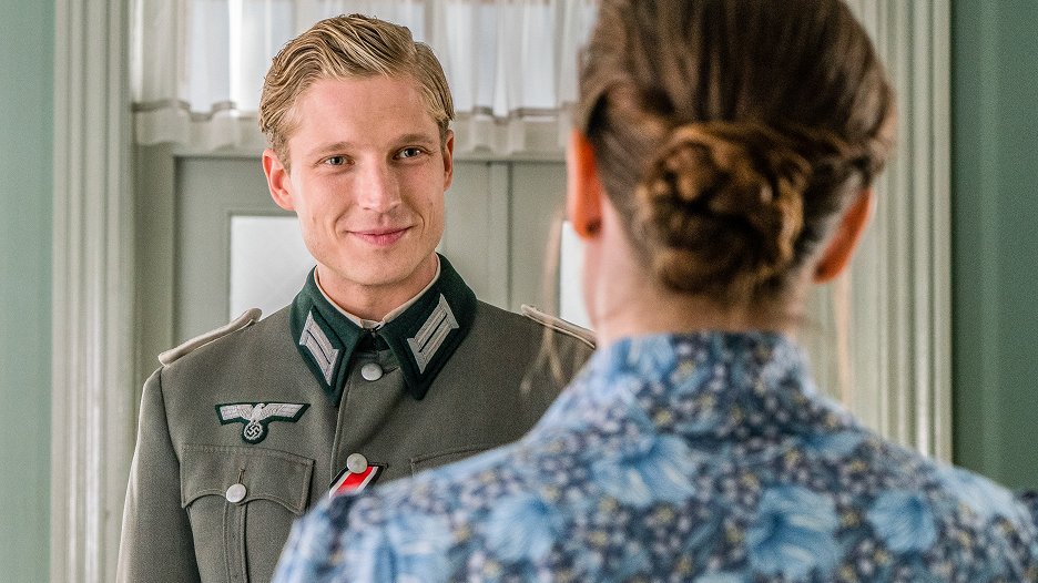 Badehotellet - Sommer, See und Sonnenschein (S07E03) (2020) | ČSFD.cz