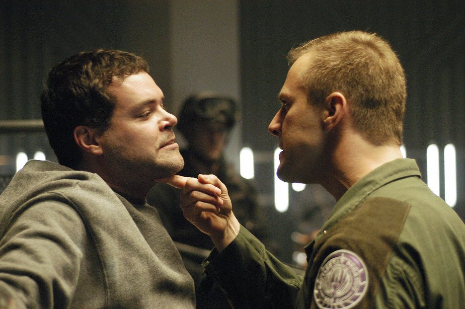 Battlestar Galactica - Loď Znovuzrození, část 2 (S02E12) (2006 ...