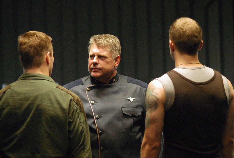 Battlestar Galactica - Loď Znovuzrození, část 2 (S02E12) (2006 ...