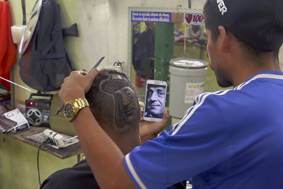 Barber Shop - Brazil / Rio de Janeiro (E01) (2017) | ČSFD.cz