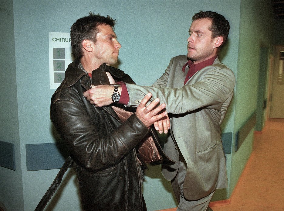 In aller Freundschaft - Der Fremde in meinem Haus (S01E17) (1999) | ČSFD.cz