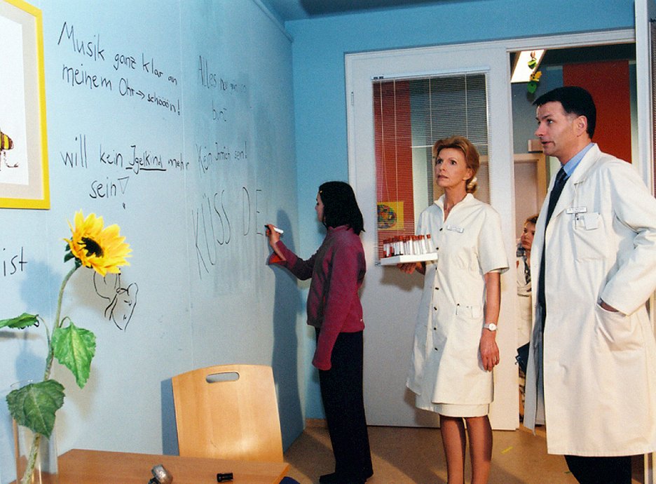In aller Freundschaft - Das Igelkind (S05E16) (2002) | Tvorcovia | ČSFD.cz