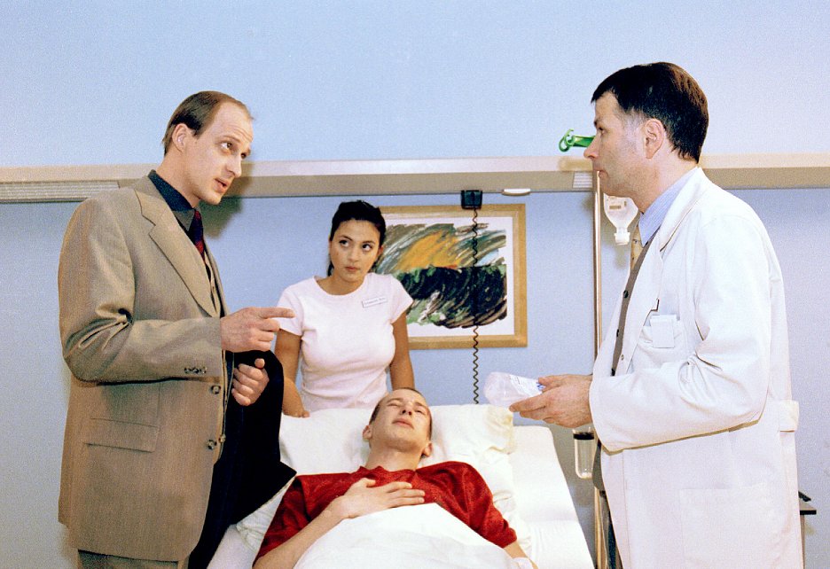 In aller Freundschaft - Der Traum vom Fliegen (S05E19) (2002) | ČSFD.cz