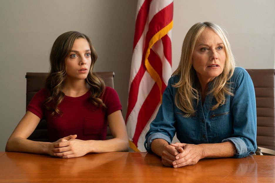 Smuggling in Suburbia (2019) | ČSFD.cz