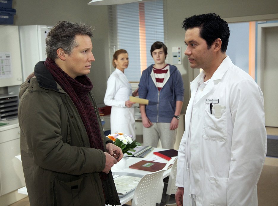 In aller Freundschaft - Alte Narben (S16E17) (2013) | ČSFD.cz