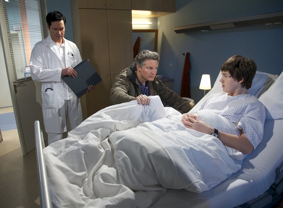 In aller Freundschaft - Alte Narben (S16E17) (2013) | ČSFD.cz