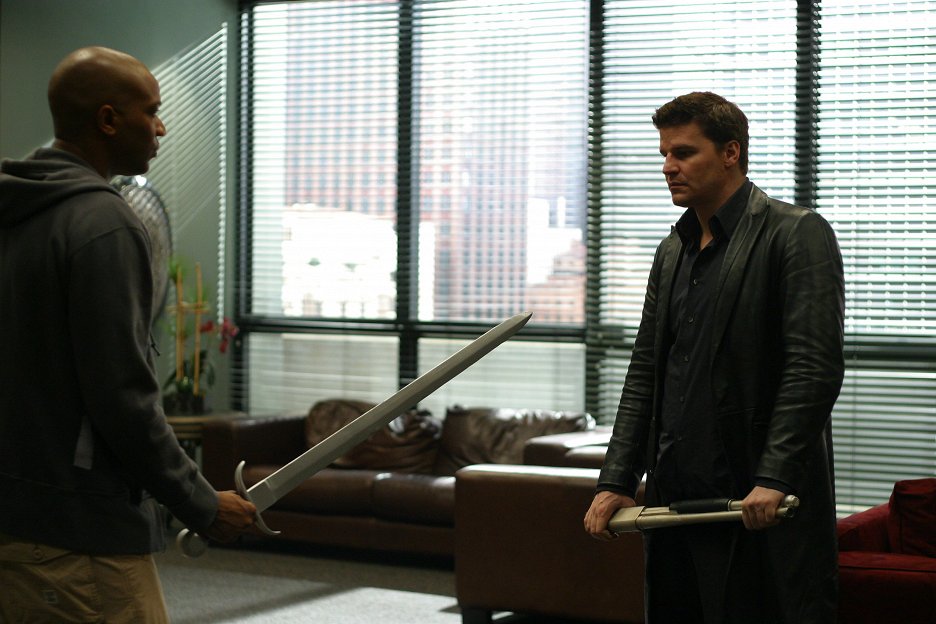 Angel - Hra mocných (S05E21) (2004) | ČSFD.cz