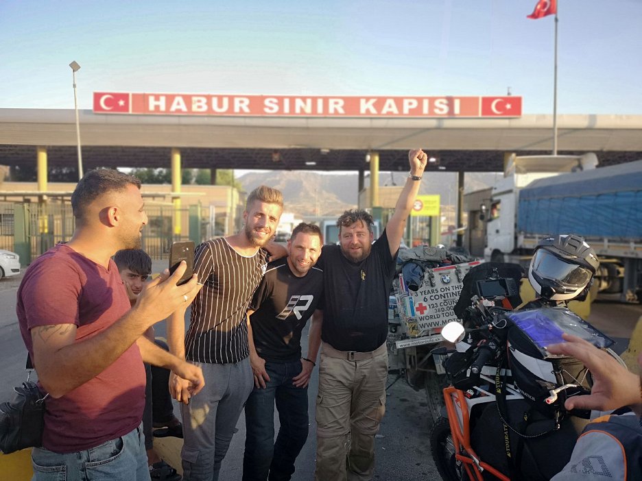 Po jedné stopě - Mezi Kurdy (S01E02) (2020) | ČSFD.cz