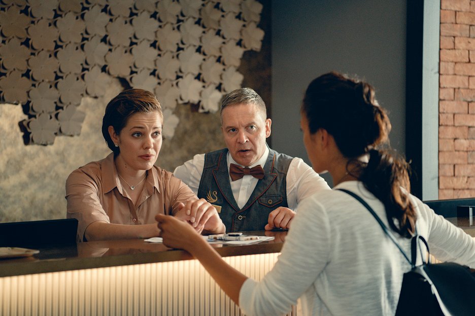 Hotel Swan Helsinki - Uusi johtaja (S01E01) (2020) | ČSFD.cz