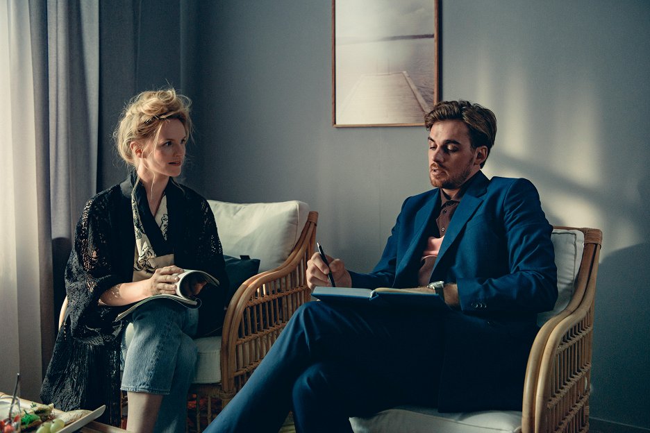 Hotel Swan Helsinki - Silmukka kiristyy (S01E06) (2020) | ČSFD.cz