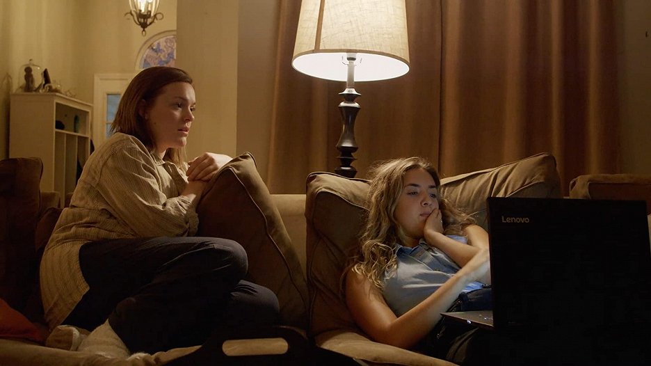 Jenna Bums the Loveseat (2020) | ČSFD.cz