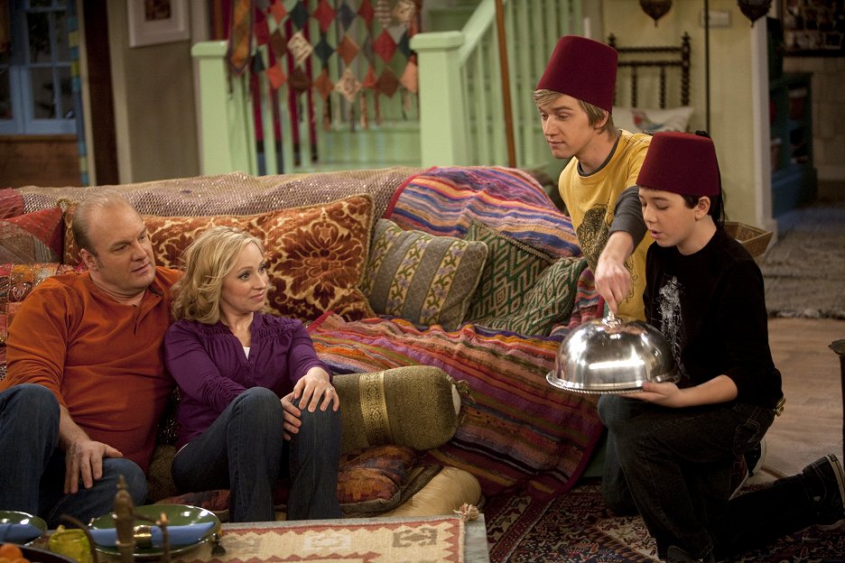 Hodně štěstí, Charlie - Teddy's Little Helper (S01E13) (2010) | ČSFD.cz