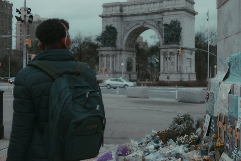 Grand Army - V bezpečí (E04) (2020) | ČSFD.cz