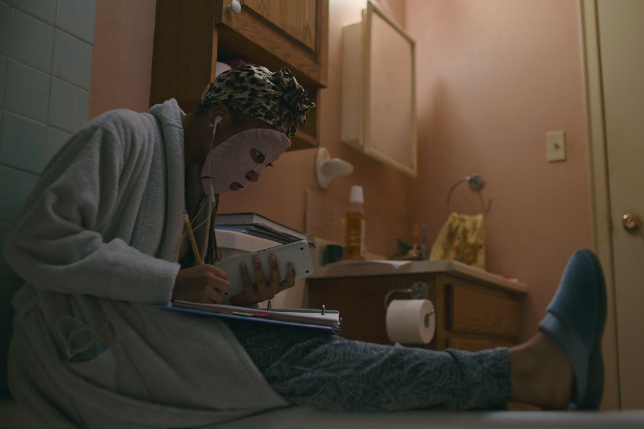 Grand Army - V bezpečí (E04) (2020) | ČSFD.cz