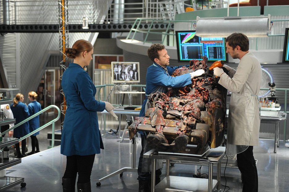 Bones - The Recluse in the Recliner (S09E24) (2014) | ČSFD.sk