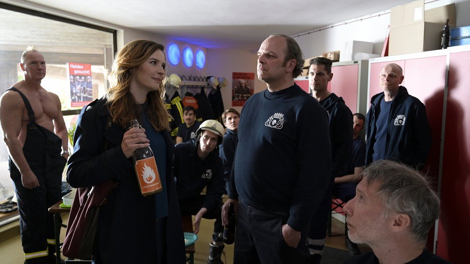 Frau Jordan stellt gleich - Femen und Feuerwehr (S01E08) (2019) | ČSFD.cz