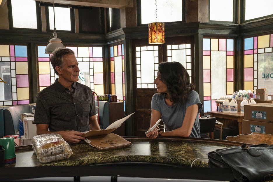 NCIS: New Orleans - Something in the Air, Part II (S07E02) (2020) | ČSFD.cz