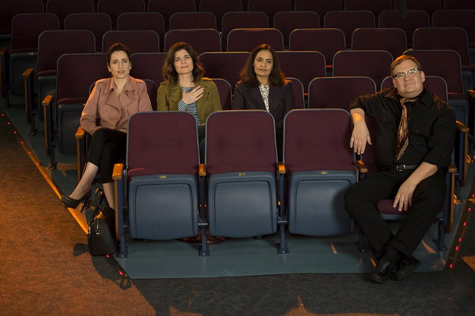 Rodinka na kousky - Tailgate Spiral Souvenir Seating (S02E11) (2017 ...