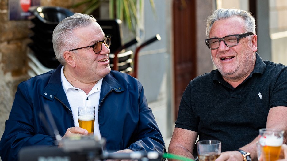 Ray Winstone in Sicily - Palermo, Fit for a Duchess (E01) (2020) | ČSFD.cz