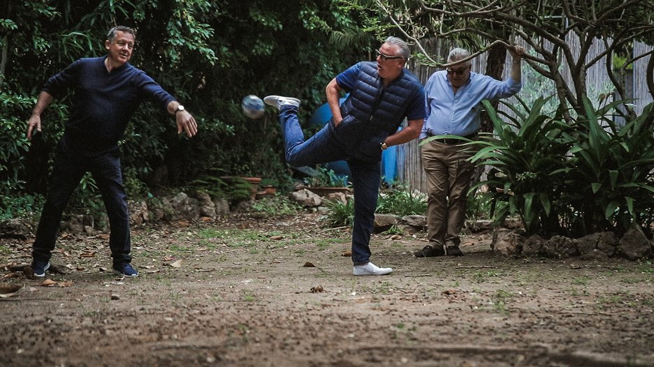 Ray Winstone in Sicily - Palermo, Fit for a Duchess (E01) (2020) | ČSFD.cz
