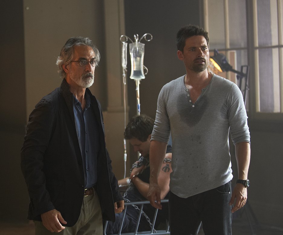 Výjimeční - V utajení (S02E12) (2012) | ČSFD.cz