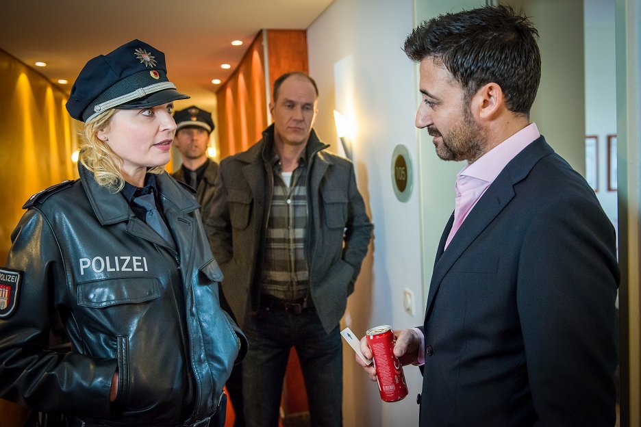 Policie Hamburk - Otec, matka, dítě (S10E24) (2016) | ČSFD.cz