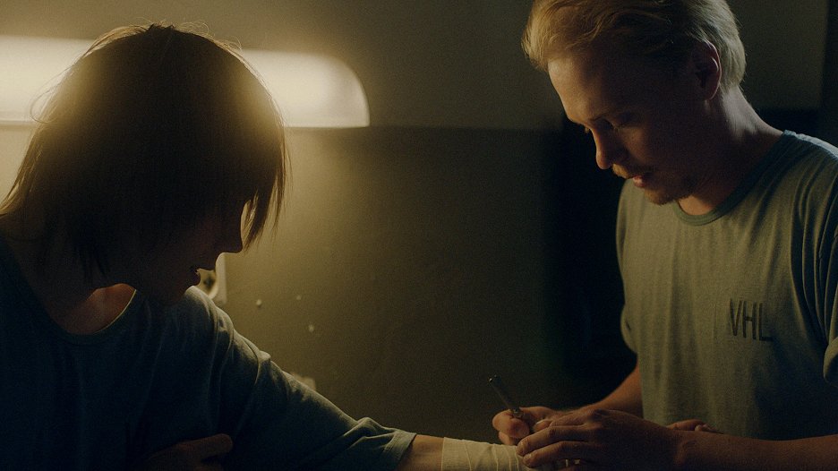 Aallonmurtaja - Vaarallinen vieras (S03E03) (2021) | ČSFD.cz