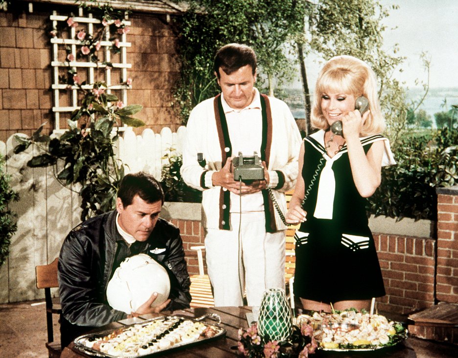 I Dream of Jeannie - See You in C-U-B-A (S05E08) (1969) | ČSFD.cz