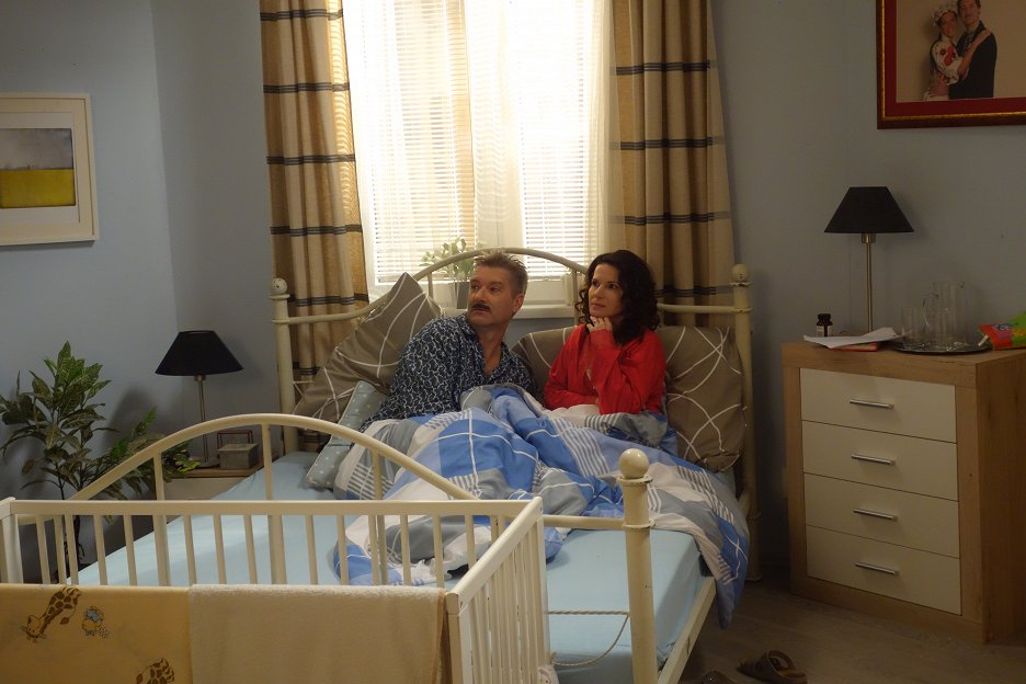 Susedia - Olé-namasté (S09E01) (2021) | ČSFD.cz