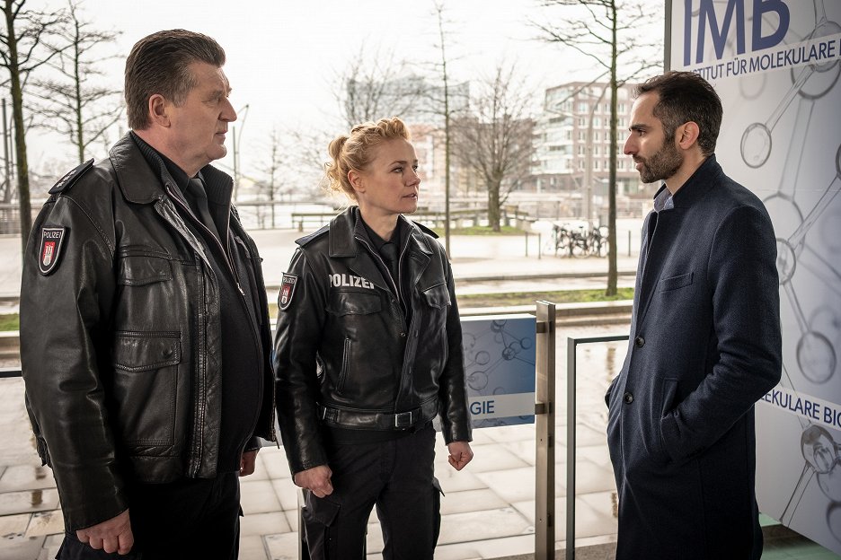 Notruf Hafenkante - Entgleisung (S14E17) (2020) | ČSFD.cz