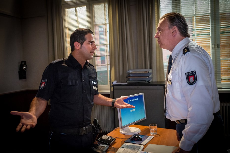 Policie Hamburk - Bohatý taťka (S12E22) (2018) | ČSFD.cz