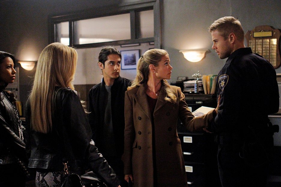 Twisted - Danny, Interrupted (E18) (2014) | ČSFD.cz