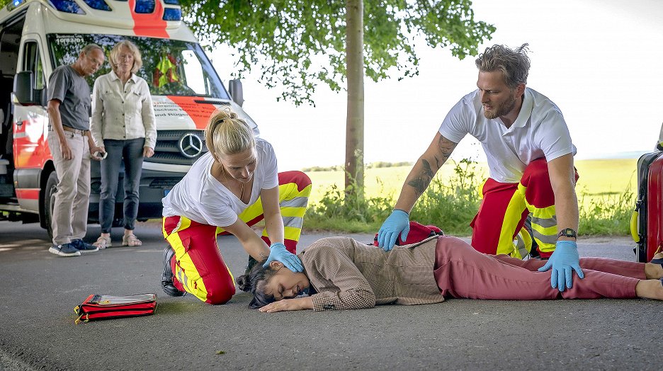 Praxis mit Meerblick - Herzklopfen (E10) (2021) | Ciekawostki ...