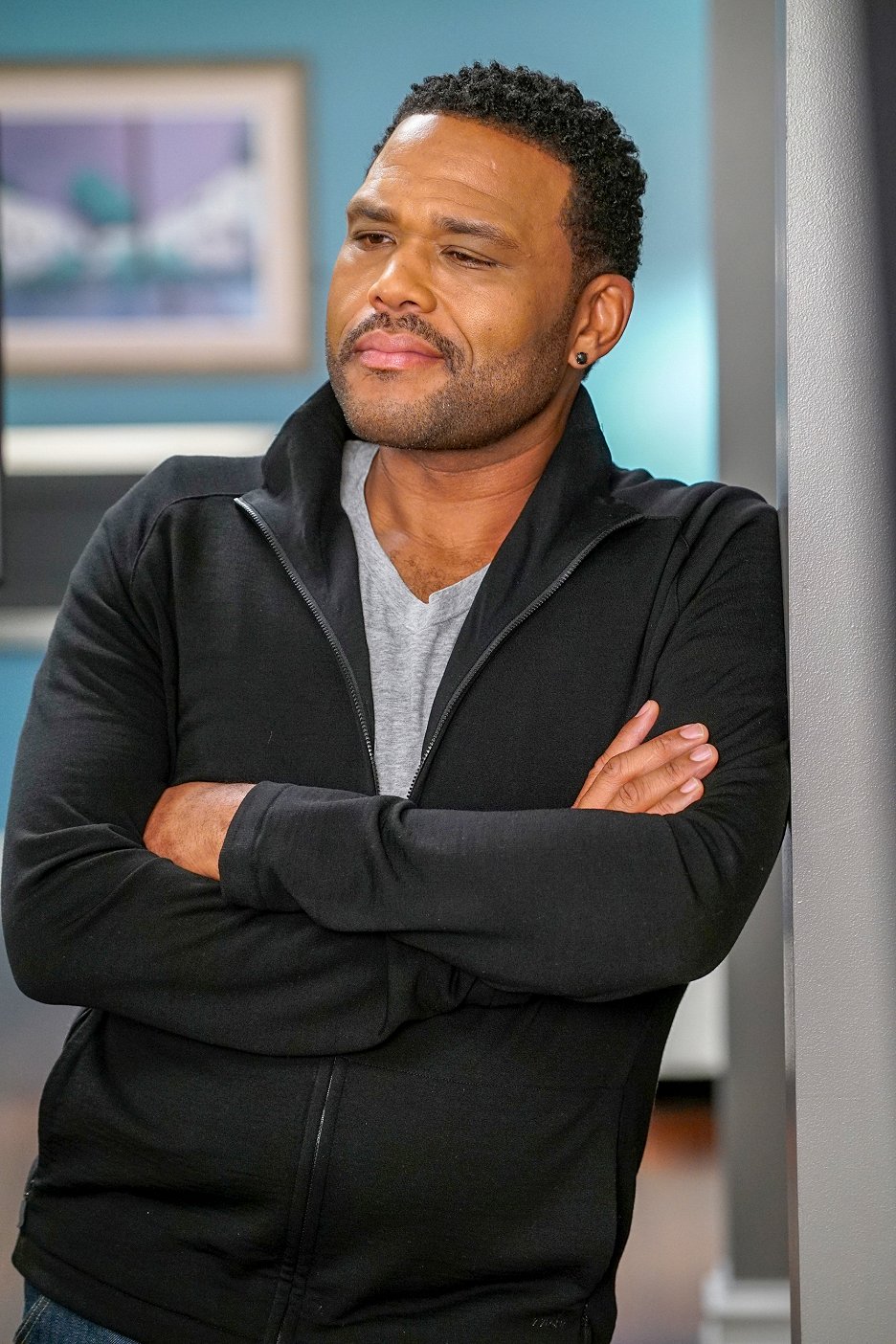 Black-ish - Manternity (S03E18) (2017) | ČSFD.cz