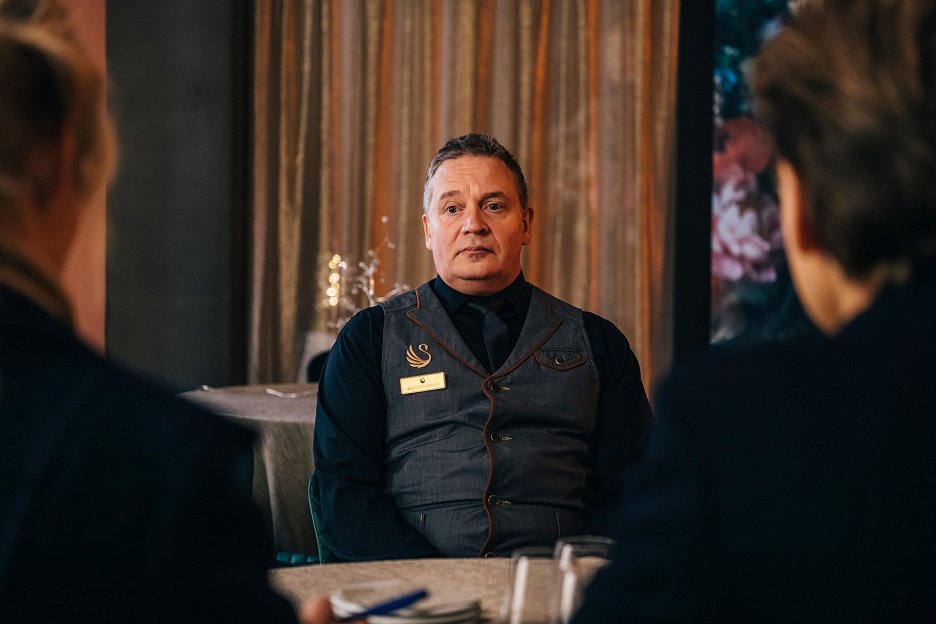 Hotel Swan Helsinki - Makkarakeisari (S02E02) (2021) | ČSFD.cz