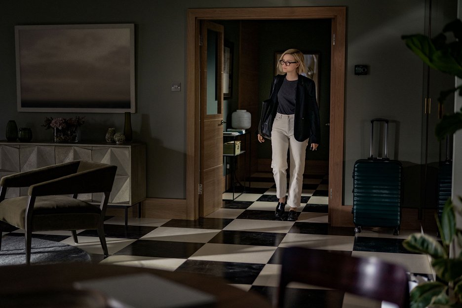 Já, společnice - Mirrors (S03E01) (2021) | ČSFD.cz