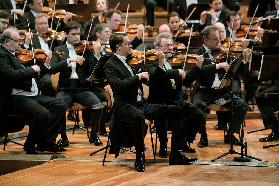 Simon Rattle dirigiert Dvorak, Bernstein, Schostakowitsch (2018) | ČSFD.cz